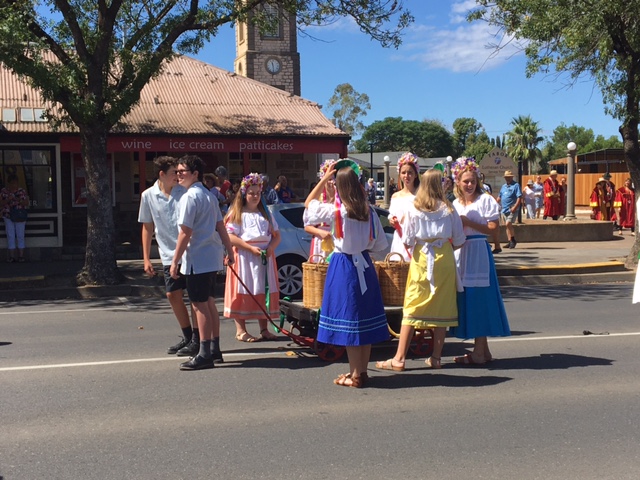 Almanac Life – A Year in the Barossa: “Glory to the Barossa!”